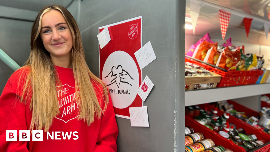 Canvey Island bus aims to help people living on breadline - BBC News