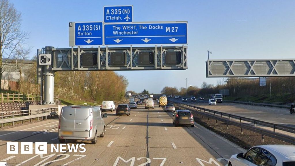 Pedestrian killed in M27 crash in Southampton - BBC News