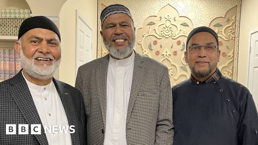Ipswich Mosque holds community Iftar meal Ramadan - BBC News