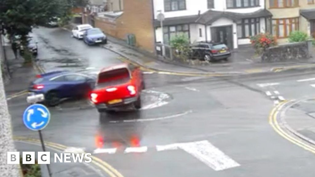 Watch: Cars crash off Luton roundabout into front garden - BBC News