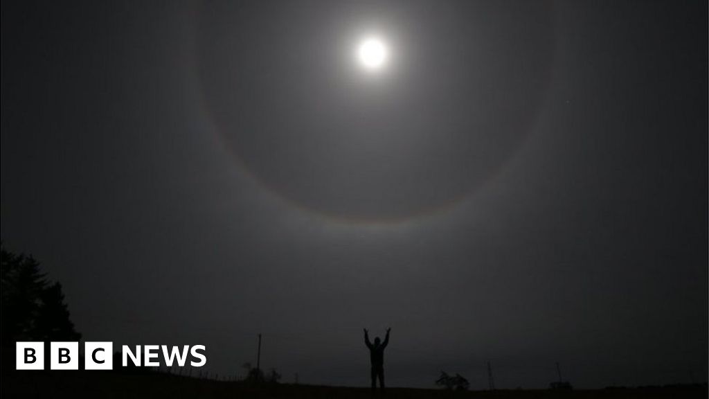 Stunning image taken of ring of light around moon - BBC News