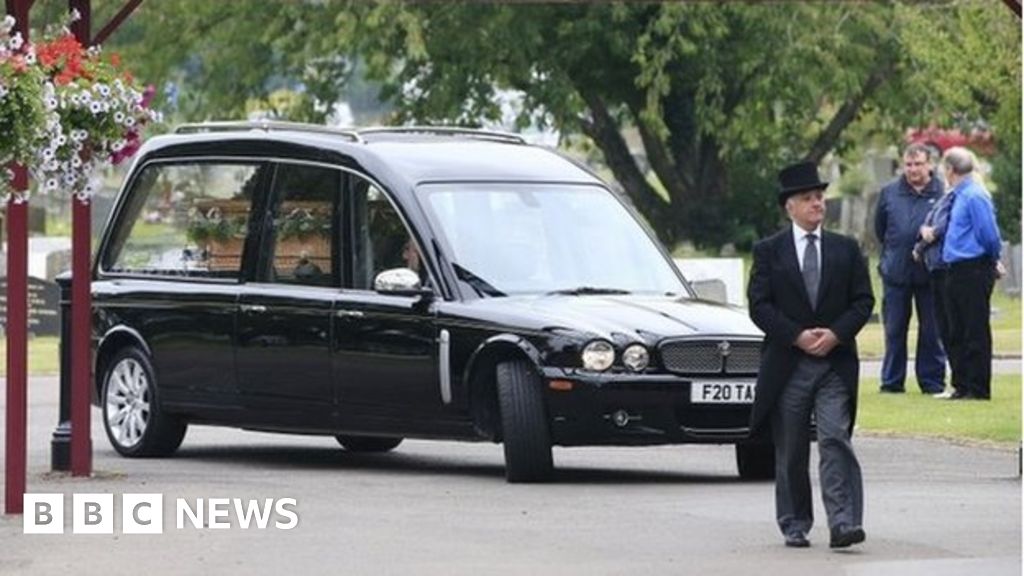 Funeral of Minder star George Cole held in Reading - BBC News