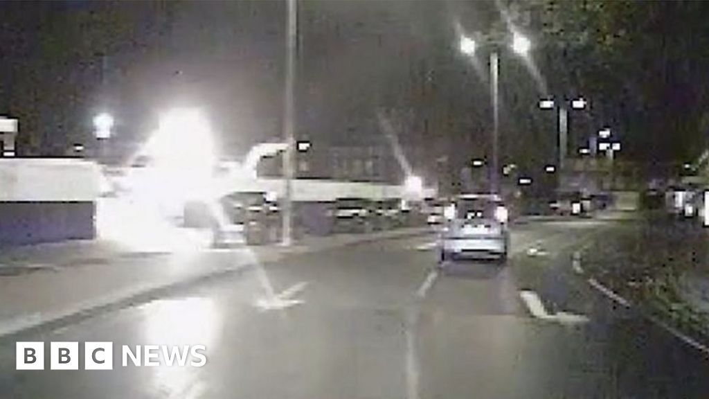 Hull: Man jailed for city centre police chase in stolen car