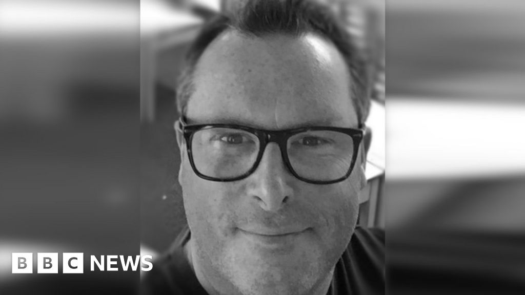 Teacher Simon Flynn died in paddleboard 'freak accident' - BBC News