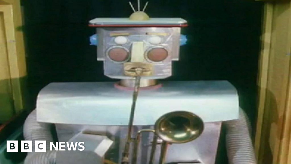 Robot organ plays a tune at Northamptonshire indoor fairground - BBC News