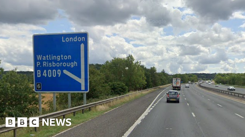 Oxfordshire: Pedestrian dies after HGV motorway collision