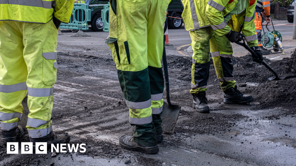 California Cross: Motorists issue stabbing threats over roadworks - BBC ...