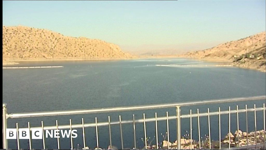 Concern over Iraq's Darbandikhan dam after earthquake - BBC News