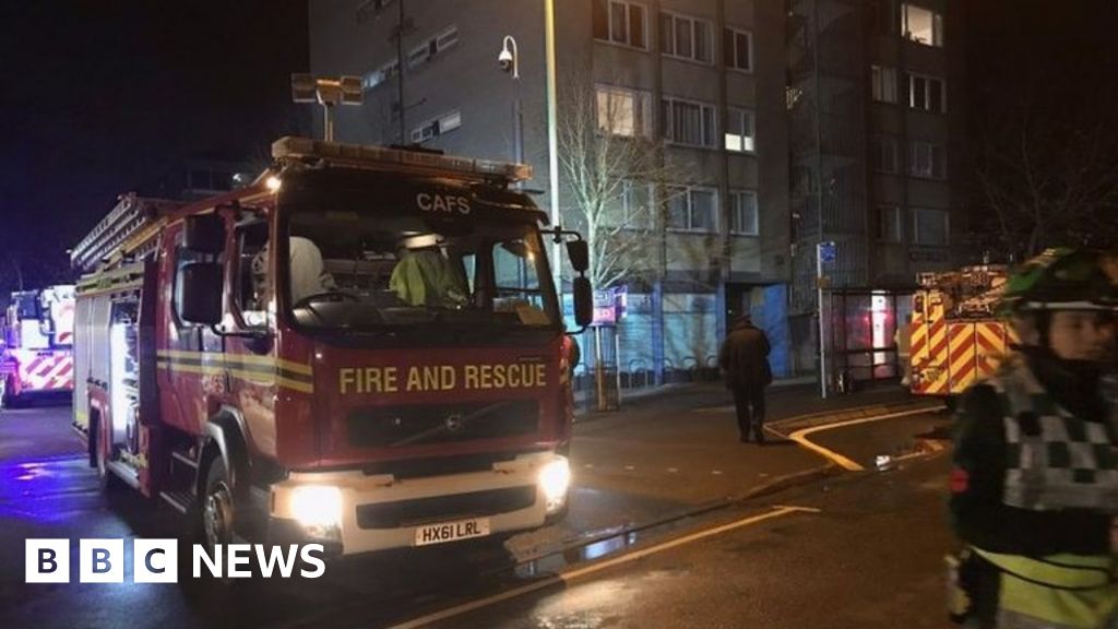Fareham fire tackled on top floor of tower block - BBC News