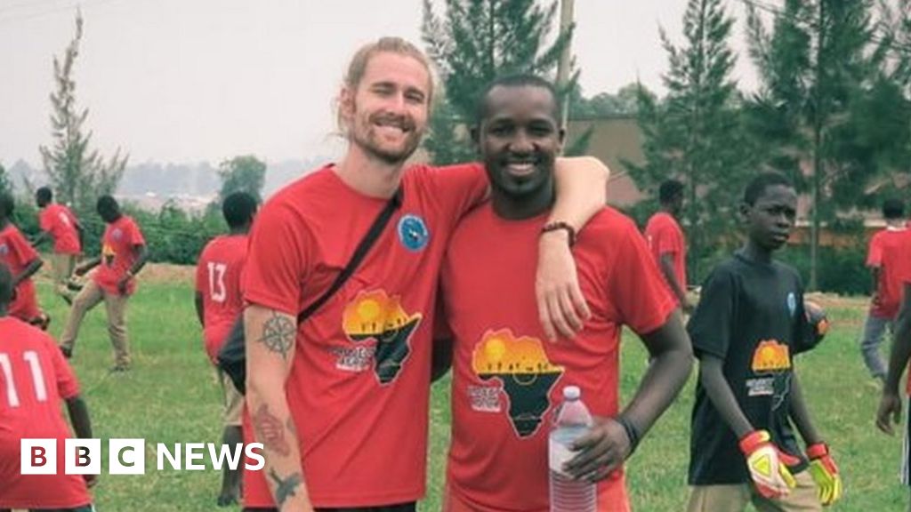 Premier League stadium run brings hope to young footballers - BBC News