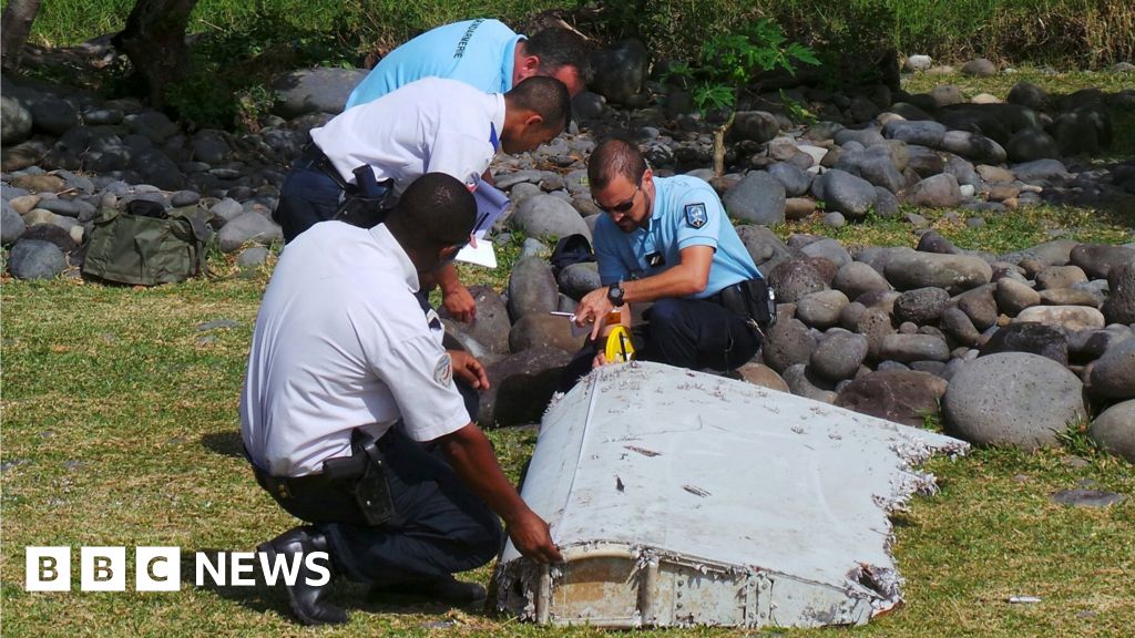 MH370 search: Reunion debris 'very likely' part of plane - BBC News