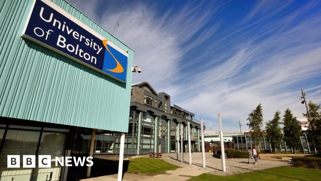 Bolton University spends £1m to make campus Covid-safe - BBC News