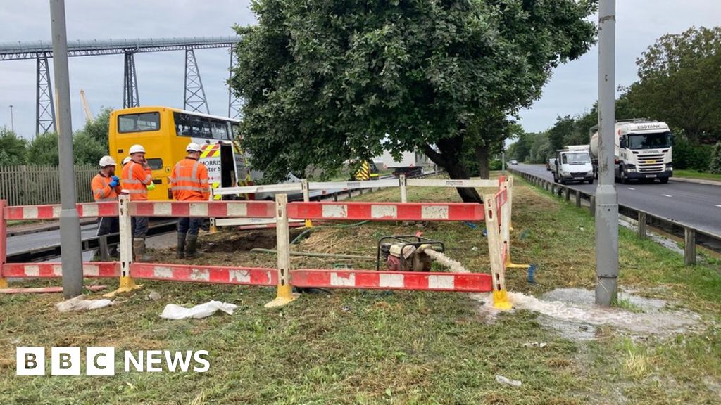 Hull traffic delay warnings after spate of burst water pipes - BBC News