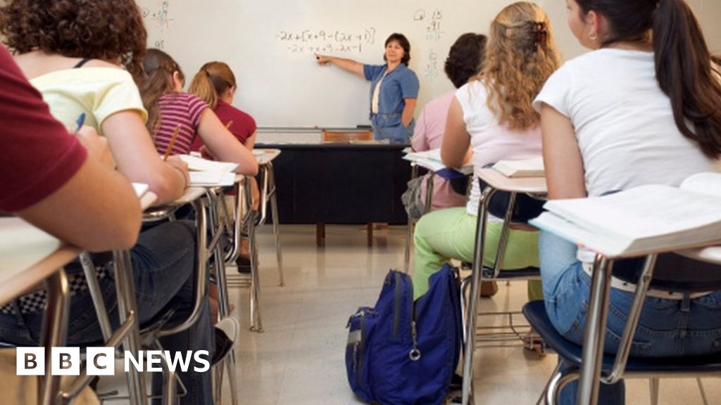 Too many university applicants 'pick wrong subjects at 16' - BBC News