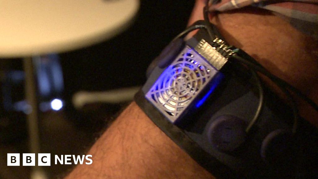 The armband that controls an artificial hand - BBC News