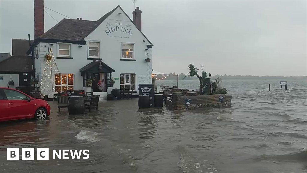Hampshire: Record high tides forecast for coastal areas - BBC News