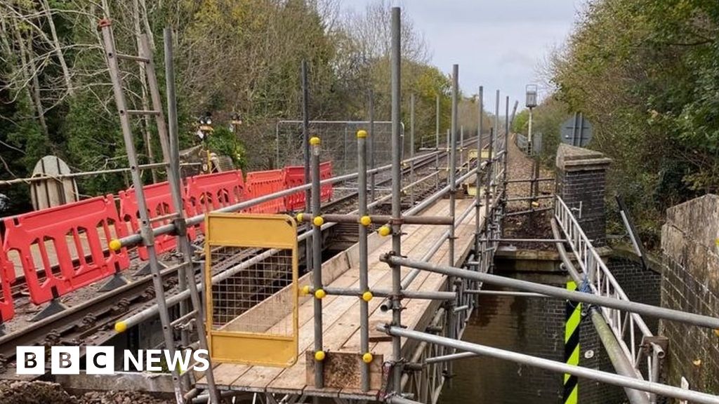 Warning of delays at Oakham level crossings after bridge hit by lorry ...