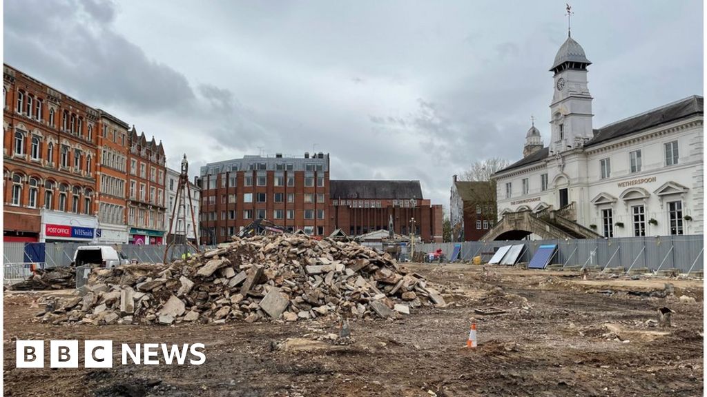 Work continues on Leicester Market demolition - BBC News
