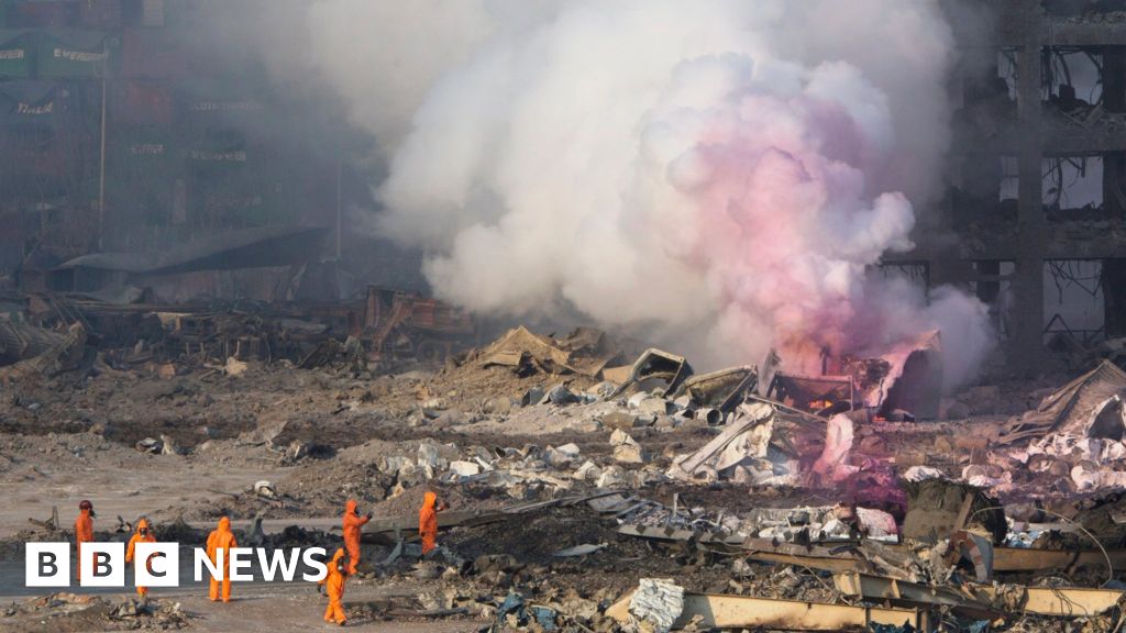 China explosions: Dozens killed in Tianjin port blasts - BBC News