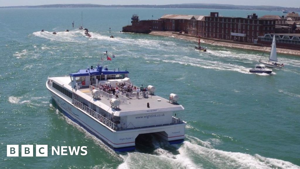Covid: Wightlink resumes Portsmouth-Ryde FastCat route - BBC News