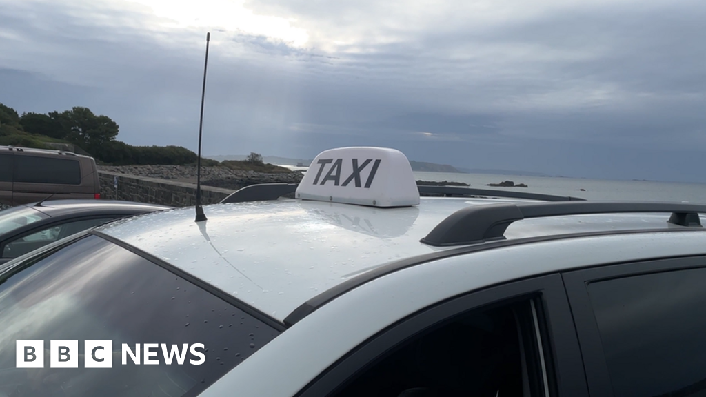 New accessible taxi licences issued in Guernsey - BBC News
