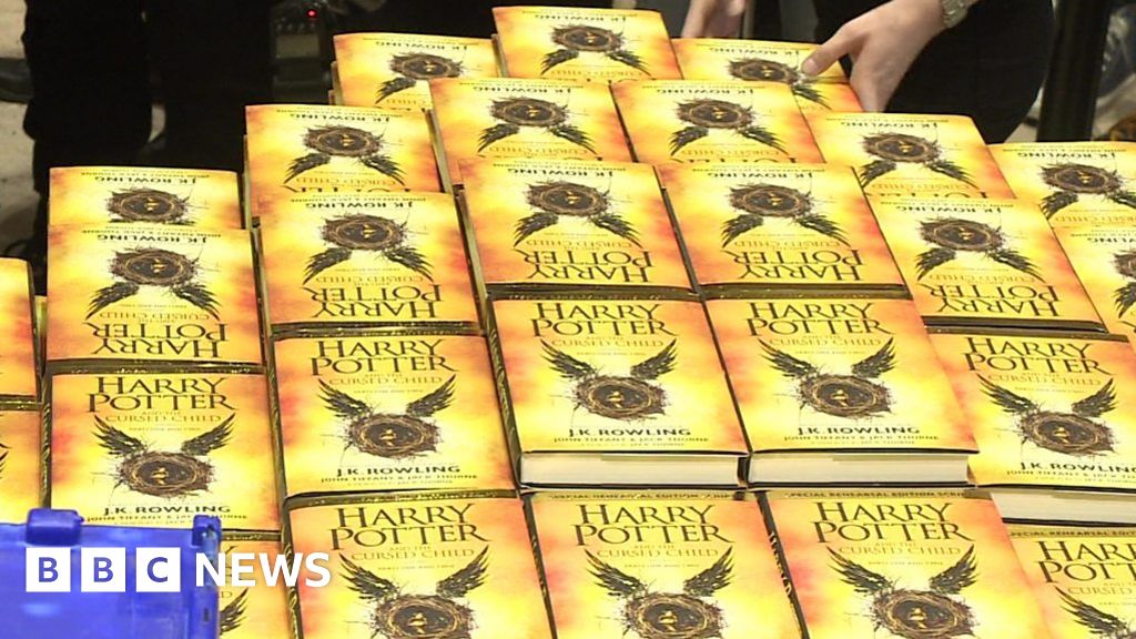 New Harry Potter script enchants fans - BBC News