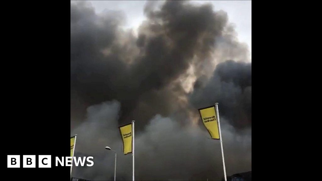 Explosion during BBC reporter's Facebook Live at fire - BBC News