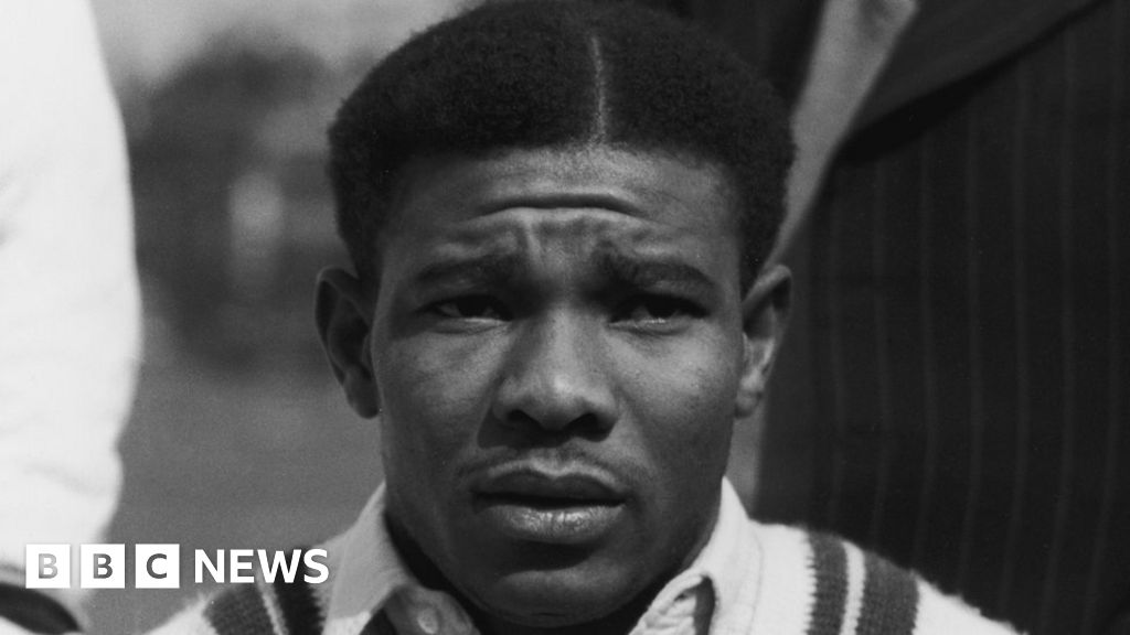 Sir Everton Weekes: Bacup to honour West Indies cricket legend - BBC News