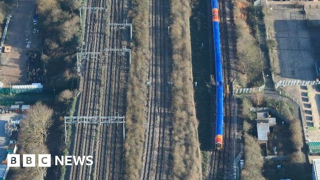 Reading's rail bridge over 'Biscuit Tunnel' rebuilt