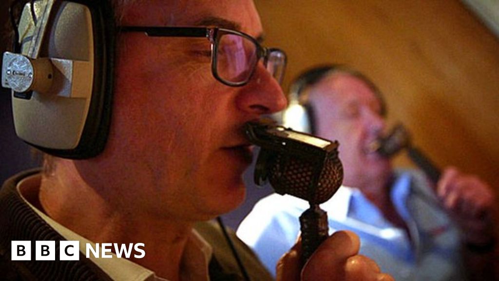 The commentators bringing Fifa's video games to life - BBC News