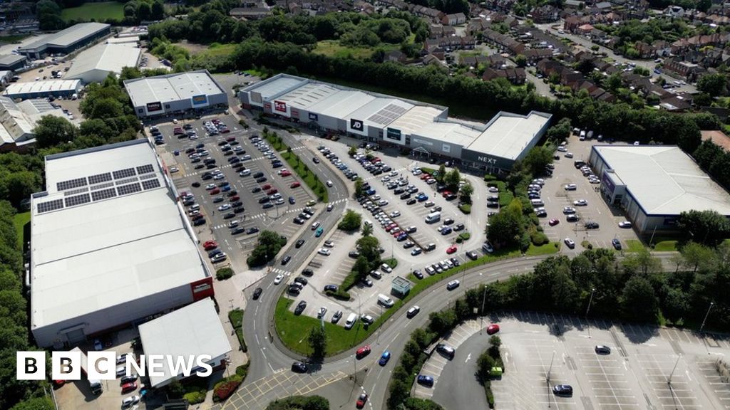 Drivers still getting stuck on Kingsway Retail Park in Derby - BBC News