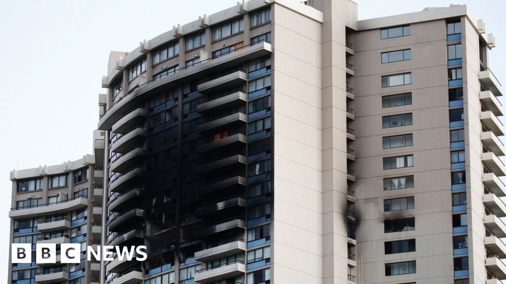 Hawaii fire: Flames rip through Honolulu tower block - BBC News