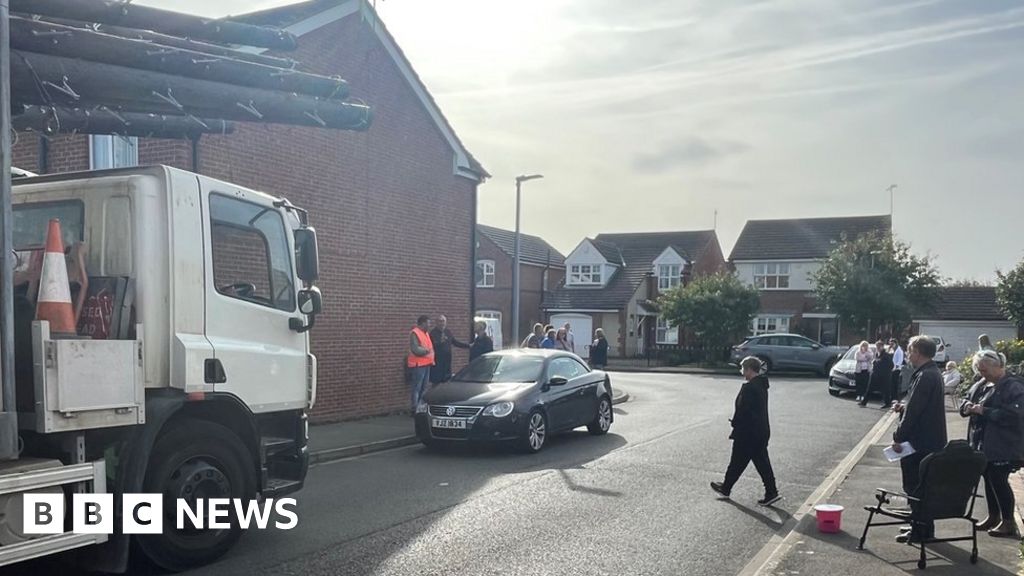 Hedon: Broadband pole campaigners hold 'cross-the-road' fundraiser ...