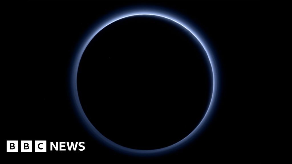 New Horizons: Probe captures Pluto's blue hazes - BBC News
