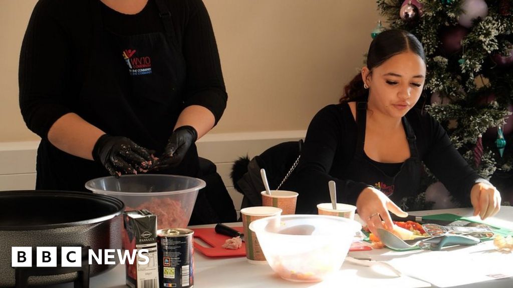 Wolverhampton chefs teach restaurant-grade meals on a budget - BBC News
