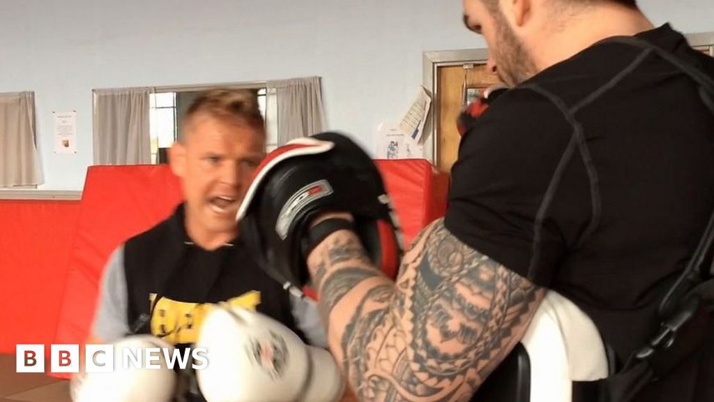 Bare-knuckle boxing: Fighter prepares for bout of his life - BBC News