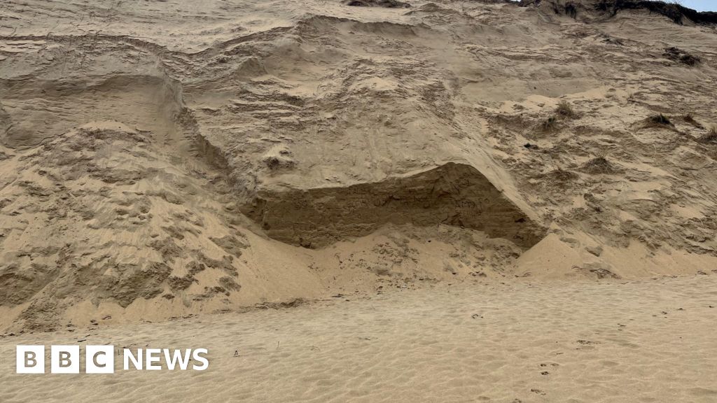 Warning over 'unstable' sand dunes at Crantock Beach - BBC News