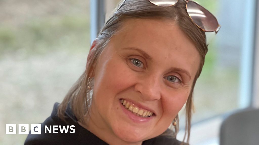 Ukraine woman feels 'pain and hope' one year on - BBC News