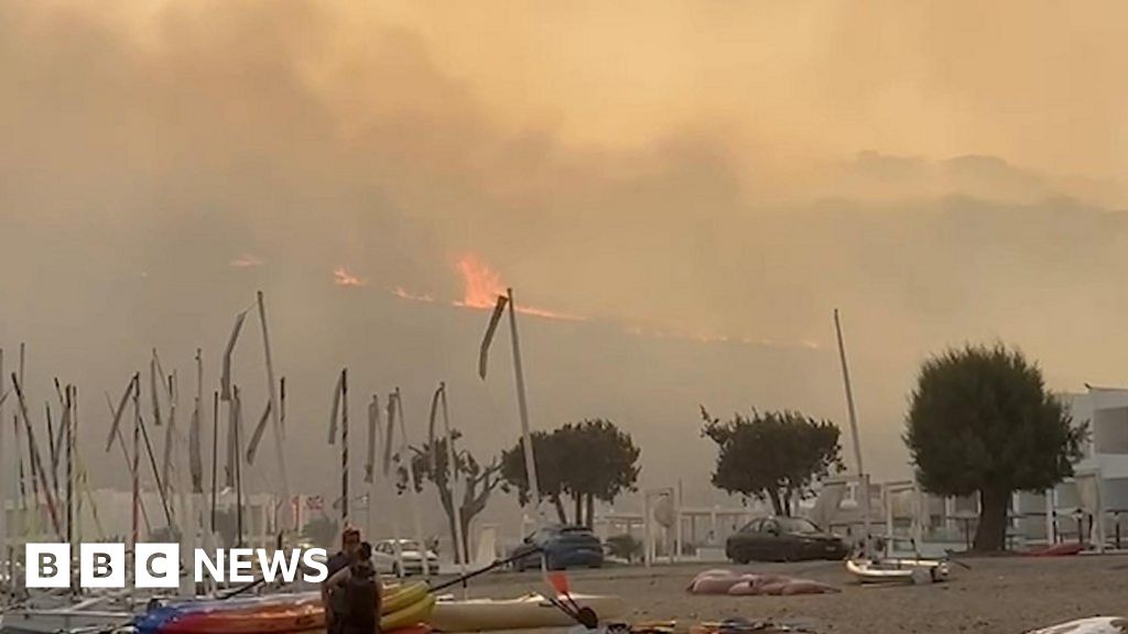 Family's footage shows Rhodes wildfire from beach - BBC News