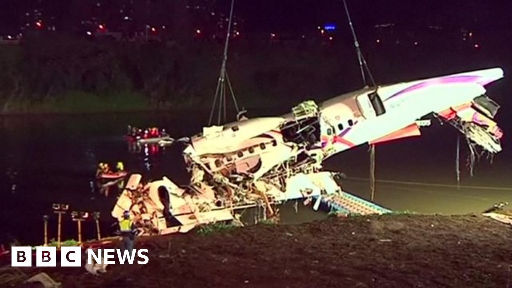 TransAsia pilot switched off wrong engine, says report - BBC News