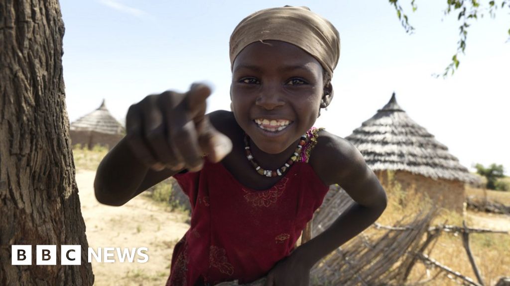 In pictures: A young girl's life in Chad - BBC News