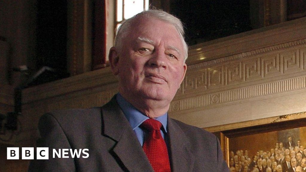 Austin Currie: Tributes paid to NI civil rights leader - BBC News