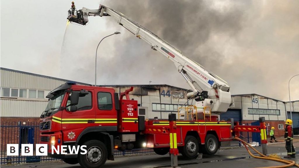 Warehouses could collapse after Wednesfield fire - BBC News