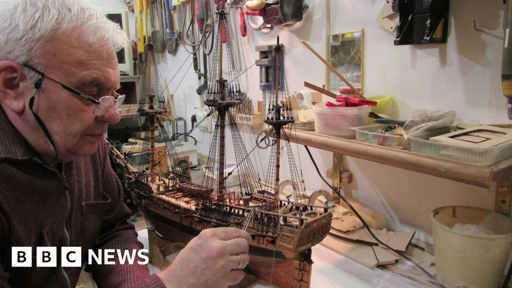 Ukrainian man building model ships in a war zone - BBC News