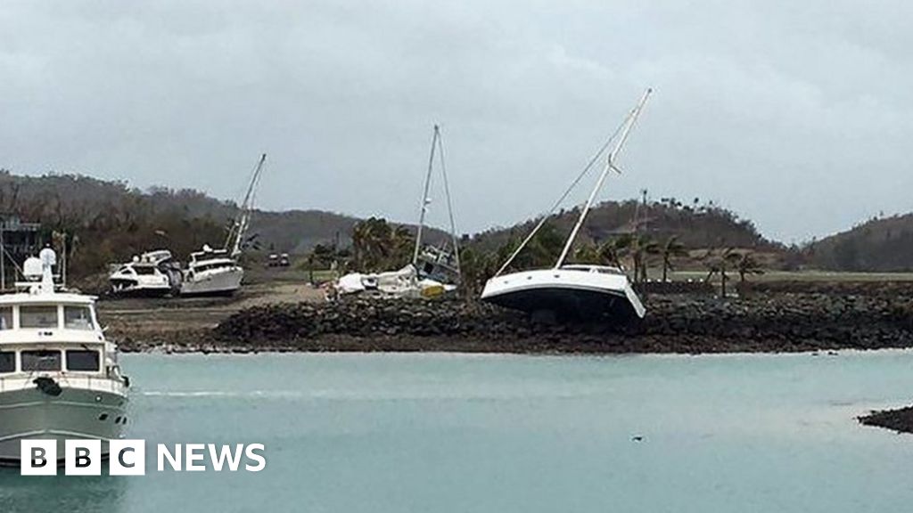 Cyclone Debbie: Experts fear damage to Great Barrier Reef - BBC News