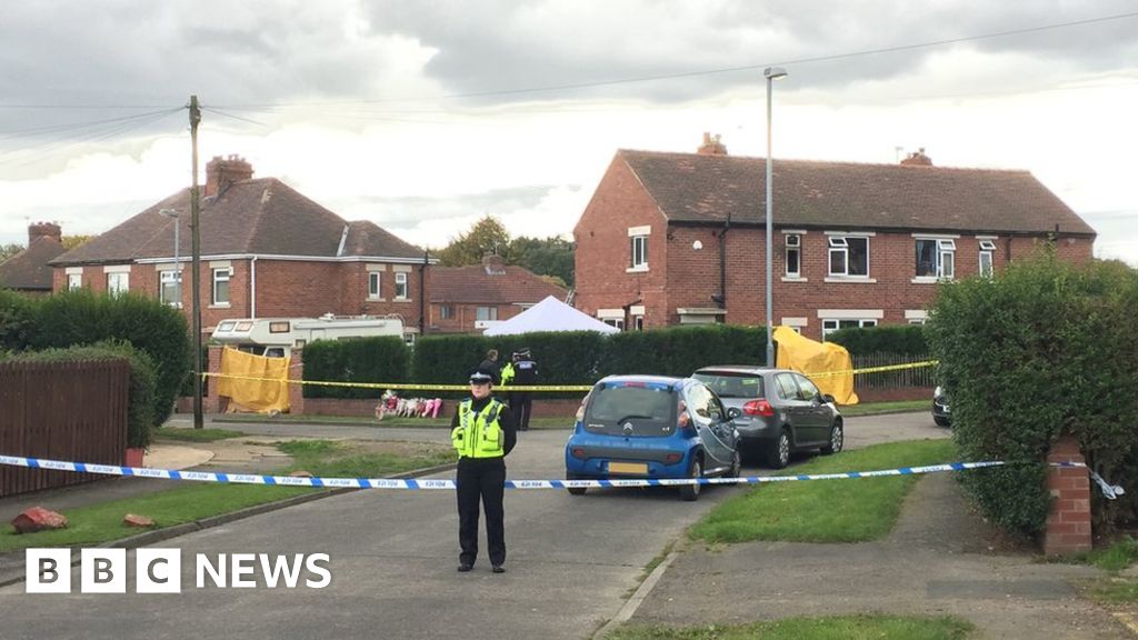Man and girl, 8, killed in Wakefield house fire - BBC News