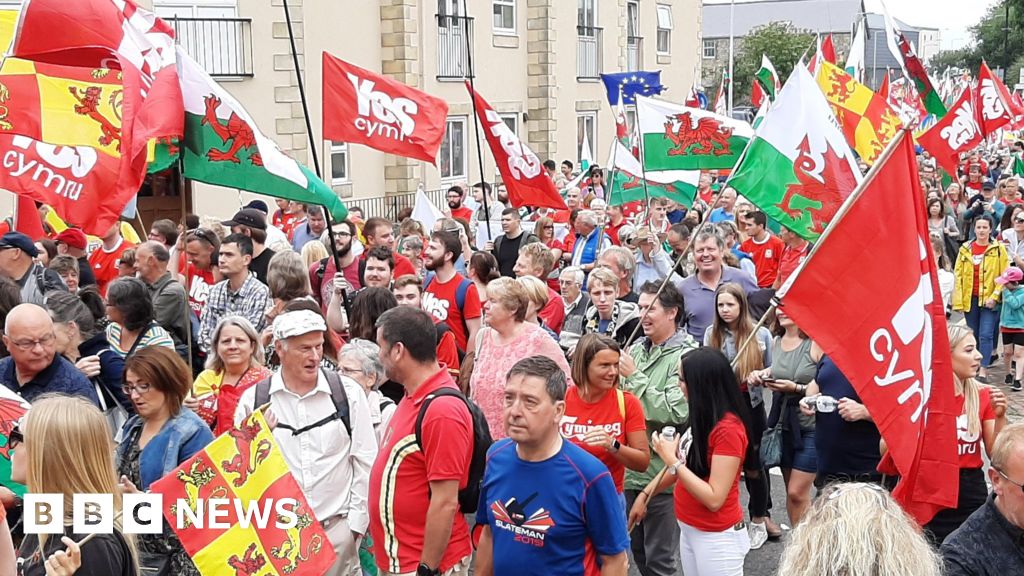 Crowds march on Caernarfon for Welsh independence rally - BBC News