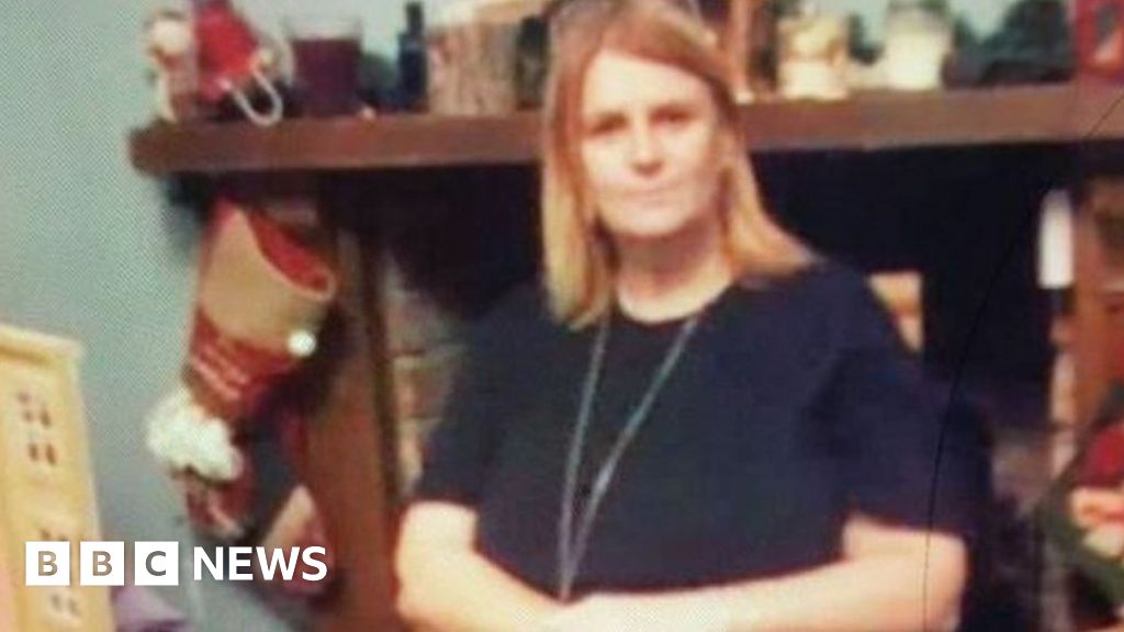 Victim's sister calls for tougher action on texting drivers - BBC News