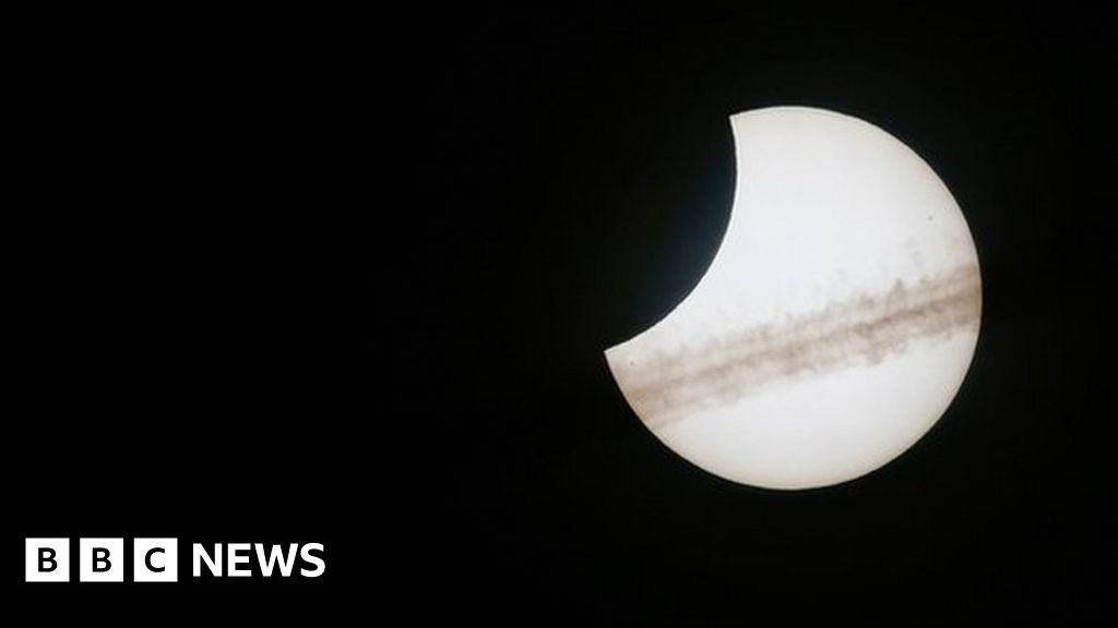 Yorkshire: Sky-watchers capture partial solar eclipse on camera - BBC News