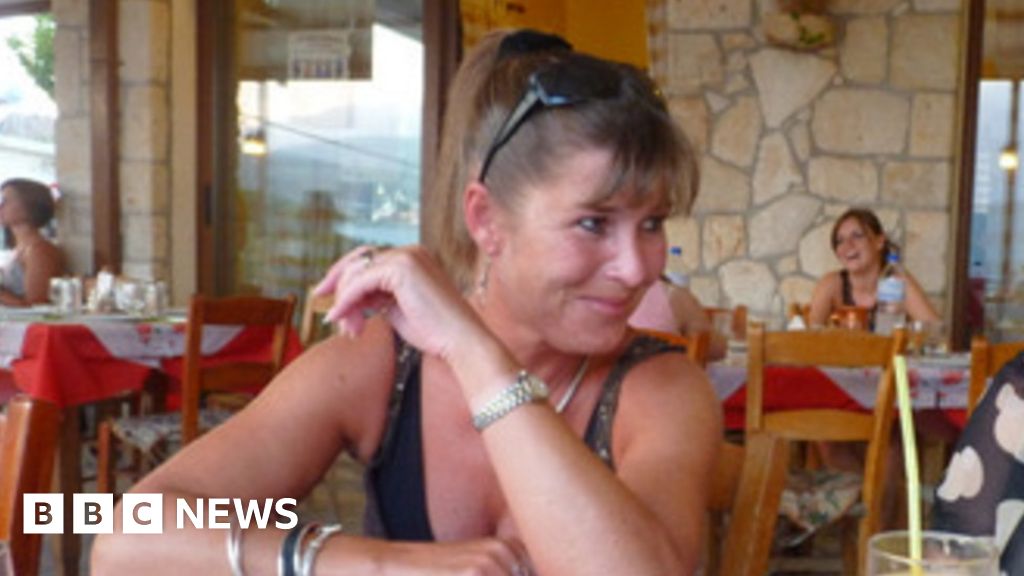 Thousands raised for Nottinghamshire school after cancer death - BBC News